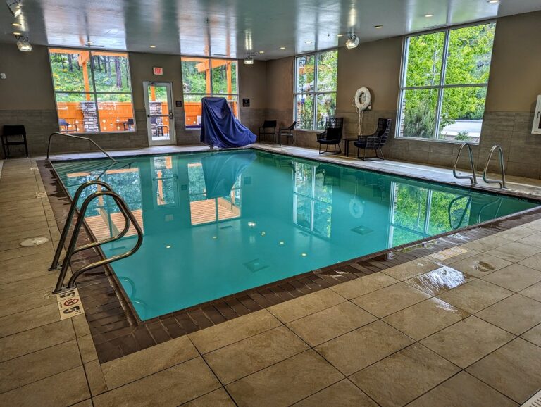 Hampton Inn Leavenworth, WA - Indoor swimming pool - No Home Just Roam