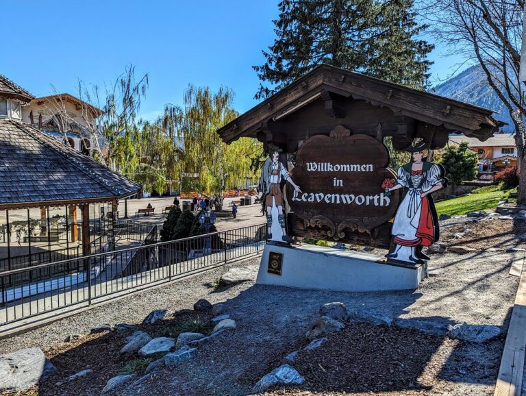 Willkommen in Leavenworth sign - No Home Just Roam